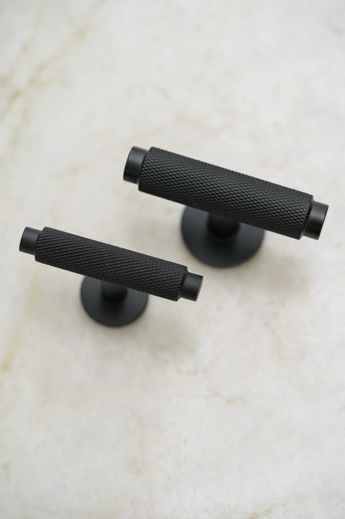 Sorte greb og håndtag til skabe og låger